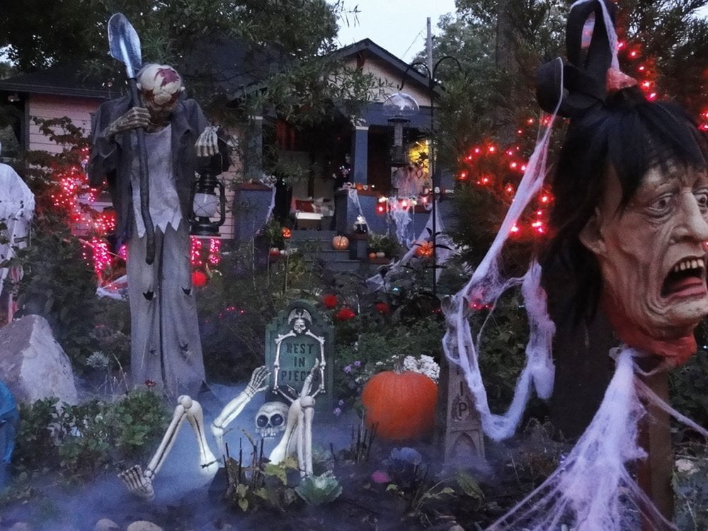 23 Homes With Masterful Halloween Decorations - Interesting Pages