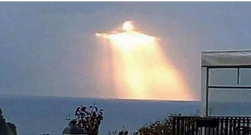 Breathtaking image of ”Jesus” appears in the sky as the sun bursts ...